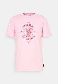 Puma GRAPHICS GELATERIA TEE - T-shirt print - pink lilac/donkerroze ...