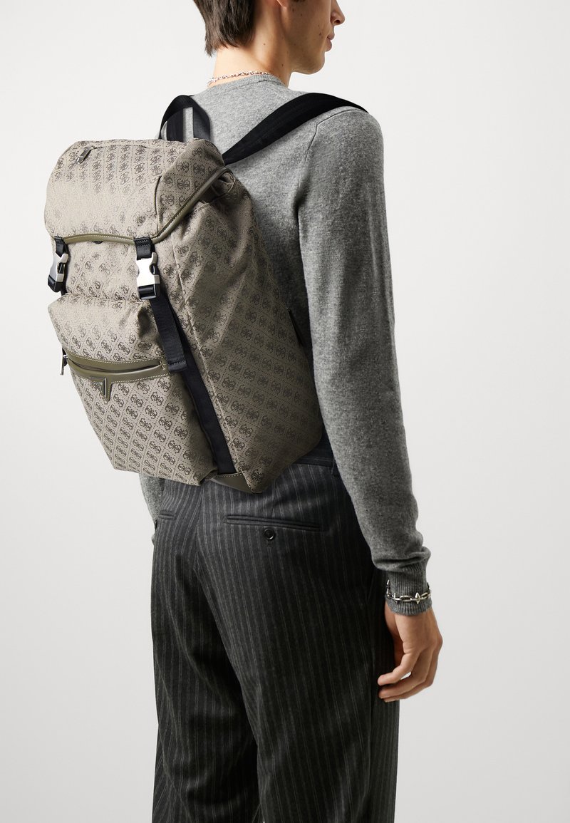 Guess ROMA FLAP BACKPACK UNISEX - Tagesrucksack - military green/grün ...