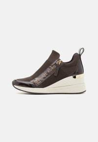 MICHAEL Michael Kors WILLIS WEDGE TRAINER - Tenisky - chocolate/hnědá ...