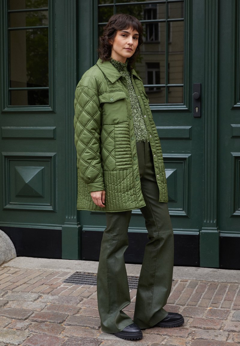 Gestuz TEBA OVERSHIRT - Kort kappa / rock - chive/mörkgrön - Zalando.se