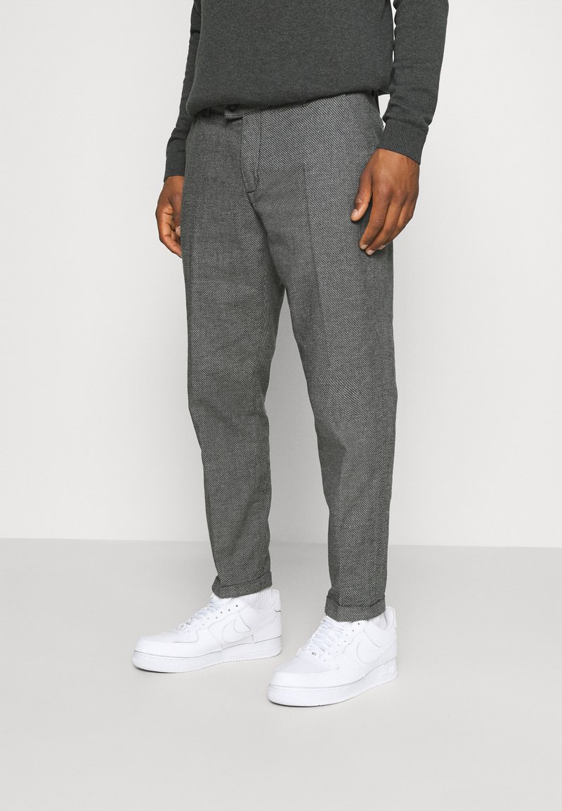 Redefined Rebel ERCAN CROPPED PANTS - Chino - dark grey/grey denim ...