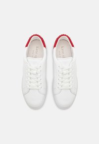 kate spade new york LIFT - Tenisky - true white/perfect cherry/bílá ...