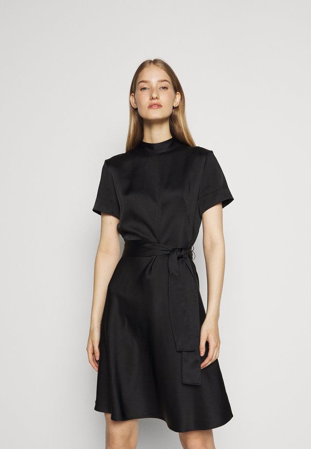 HUGO Kleider online | Entdecke dein neues Kleid | ZALANDO