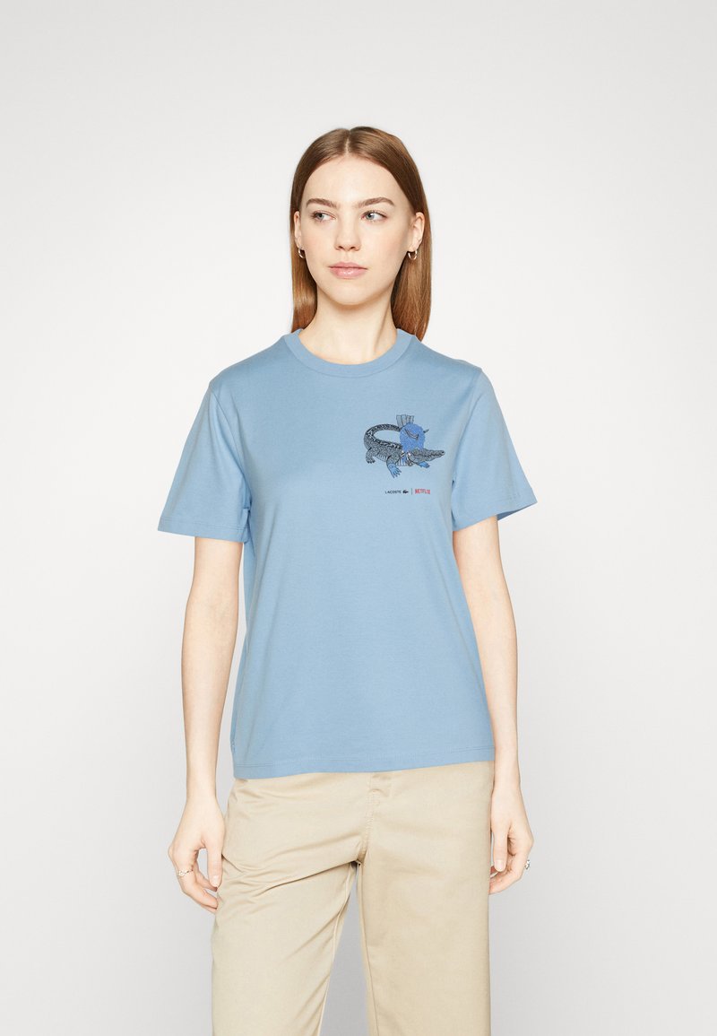 Lacoste LACOSTE X NETFLIX - Print T-shirt - overview/light blue - Zalando