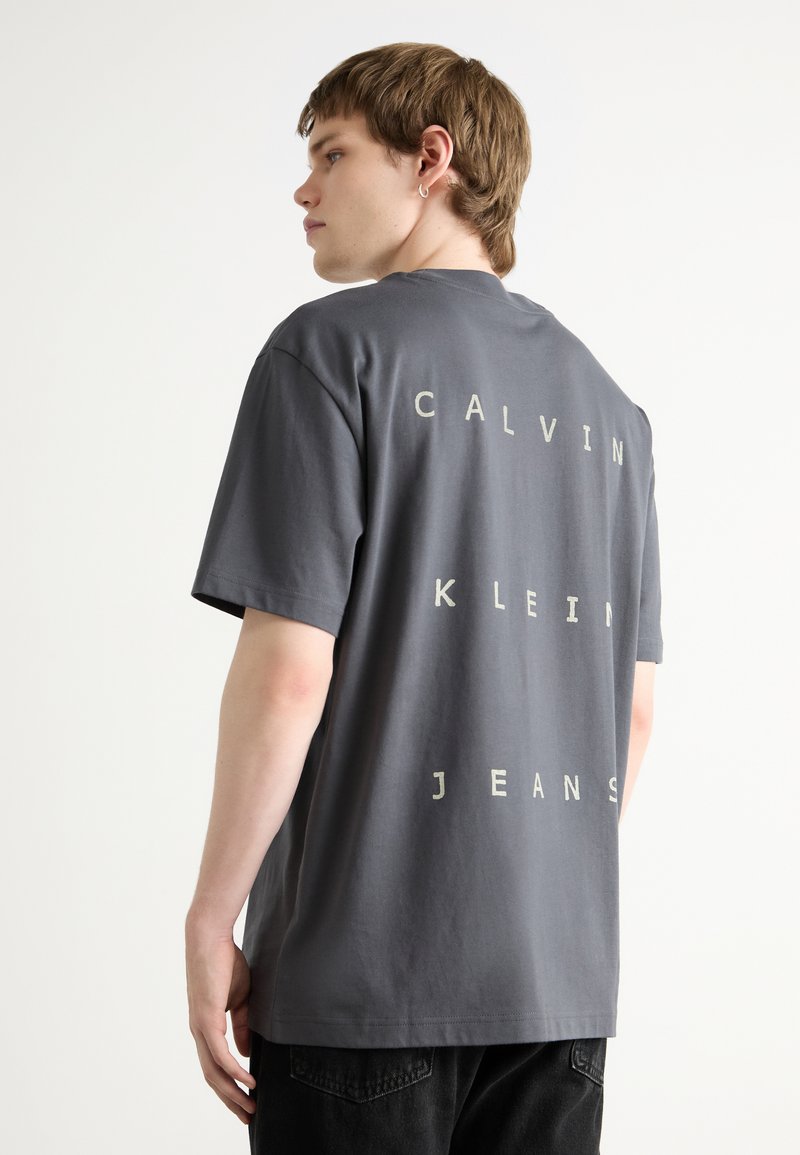 Calvin Klein Jeans STAMP BACK GRAPHIC RELAXED TEE - T-Shirt print ...