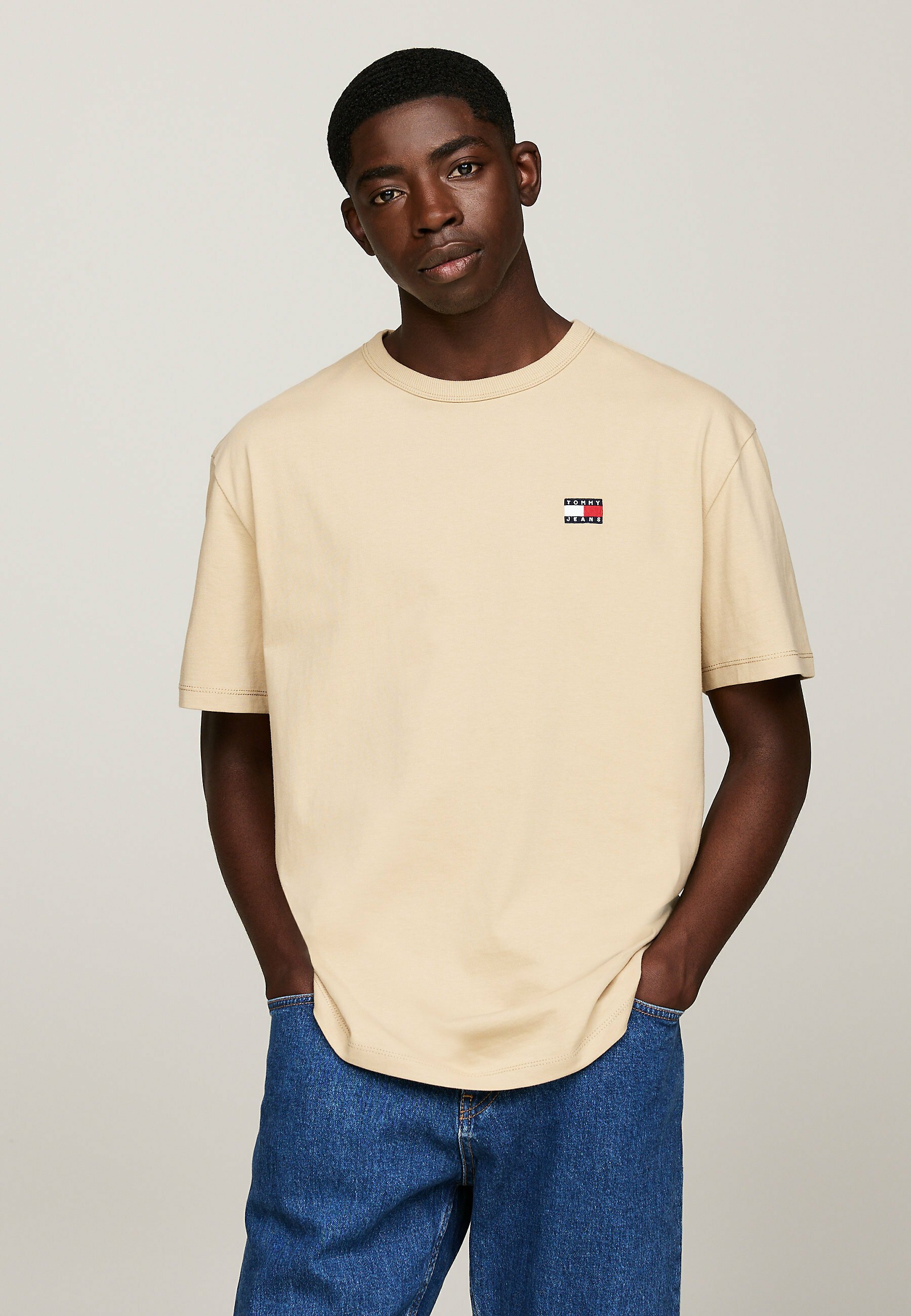 Tommy Jeans BADGE Basic T shirt gentle gold yellow Zalando