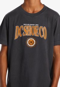 DC Shoes TUITION - T-Shirt print - ktew pirate black enzyme wash ...
