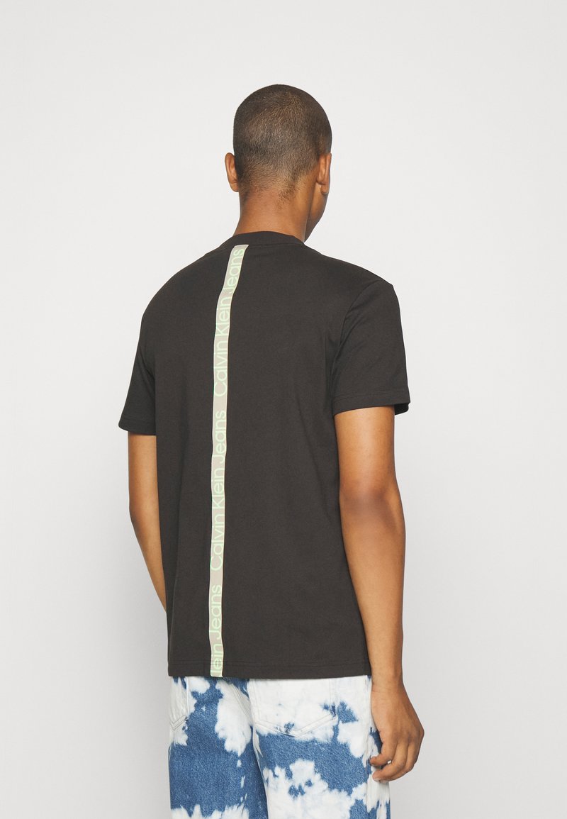 Calvin Klein Jeans LOGO TAPE TEE GENDERLESS UNISEX - T-shirt print - black/zwart - Zalando.nl