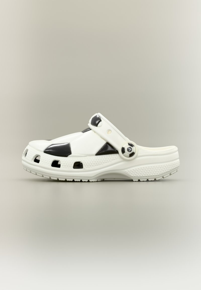 Crocs CLASSIC SOCCER BALL UNISEX - Mules - white/black/blanc - ZALANDO.FR