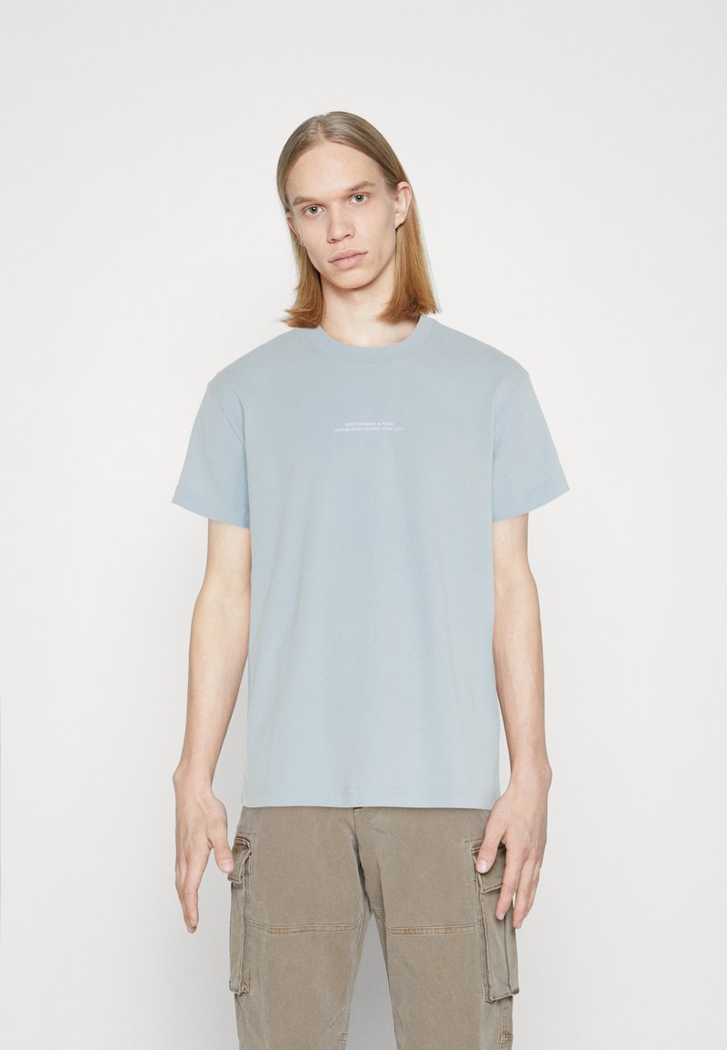 Abercrombie & Fitch GETAWAY LOGO TEE - Trükipildiga T-särk - skyride/beež - Zalando.ee