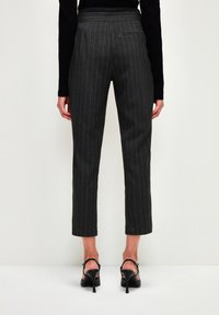 adL ELASTIC WAIST - Pantalones - striped anthracite/antracita - Zalando.es