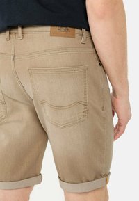 camel active SLIM FIT - Jeans Shorts - sand/beige - Zalando.de
