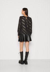 ONLY ONLPELLA FOIL PUFF - T-shirt à manches longues - black/gold/noir ...