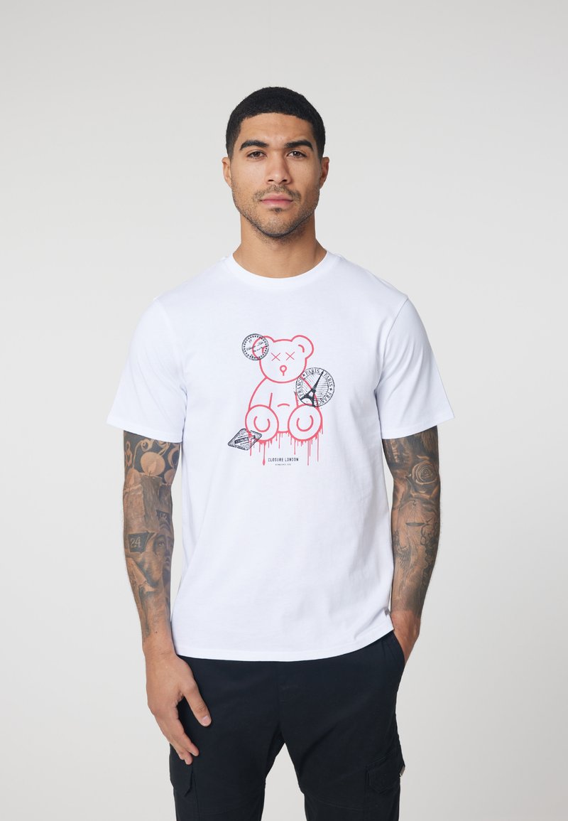 CLOSURE London BADGE TEDDY TEE - T-shirts med print - white/hvit ...
