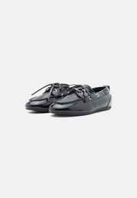 KARL LAGERFELD MARLEE - Purjetamiskingad - black/must - Zalando.ee