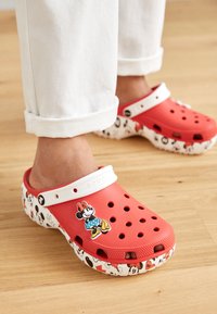 Crocs MICKEY PLATFORM - Papuci - flame/roșu - Zalando.ro