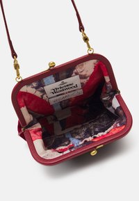 Vivienne Westwood VIVIENNE - Clutch - burgundy/rojo oscuro - Zalando.es