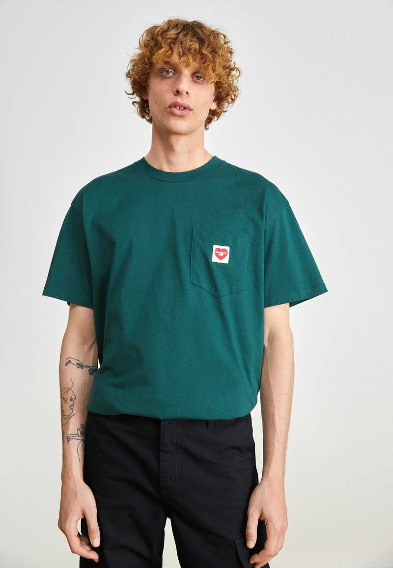 Carhartt WIP POCKET HEART - Print T-shirt - discovery green/evergreen ...