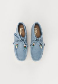 Clarks Originals WALLABEE - Bottines à lacets - powder blue/bleu clair ...
