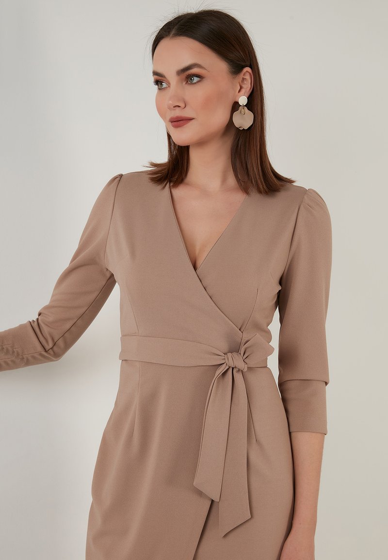LELA REGULAR FIT - Robe fourreau - beige - ZALANDO.BE
