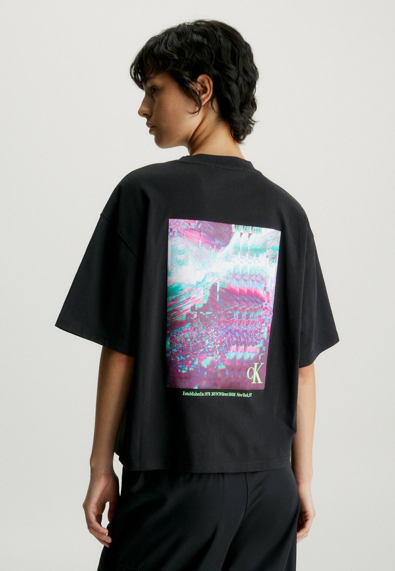 Calvin Klein Jeans RELAXED LOGO APPLIQUÉ - T-shirts print - ck black ...