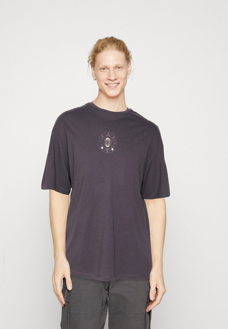 Jack & Jones JOROMBRE CREW NECK - T-Shirt print - periscope/blaugrau ...