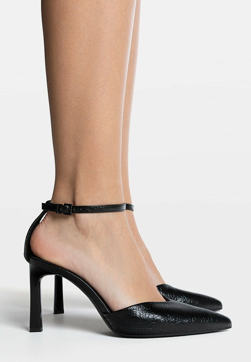 Stradivarius STYLE BUCKLED AVAILABLE IN SEVERAL - Classic heels - black ...