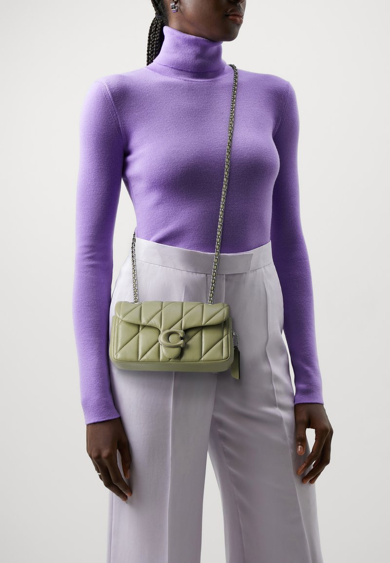 COACH QUILTED COVERED TABBY WITH CHAIN - Håndtasker - moss/khaki ...