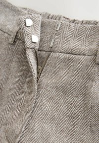 Next RICH HERRINGBONE WIDE LEG - Tygbyxor - mole/ljusgrå - Zalando.se