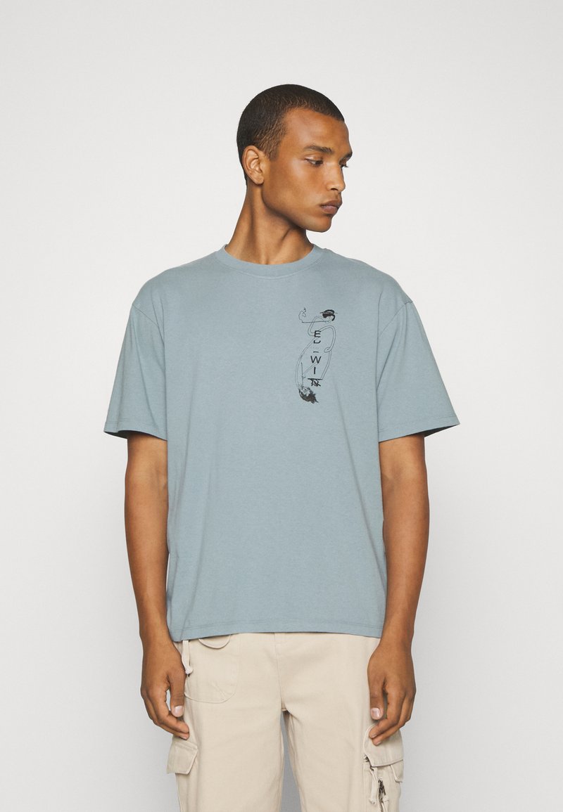 Edwin HOKUSAI MANGA - Triko s potiskem - tarmac/modrošedá - Zalando.cz