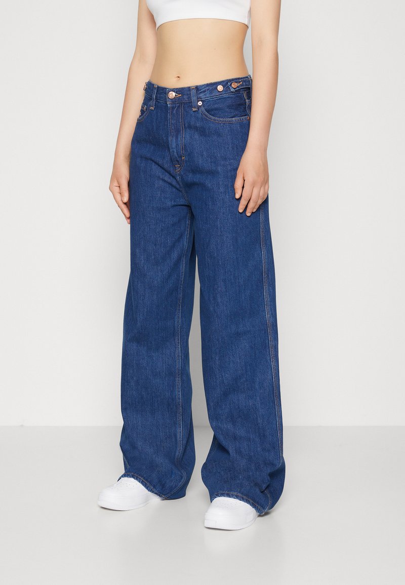 Tommy Jeans CLAIRE WIDE SIDE TABS - Flared Jeans - denim dark/dark blue ...