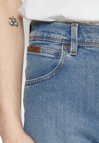 Wrangler TEXAS - Jeans Straight Leg - Dark blue/blue denim - Zalando.de