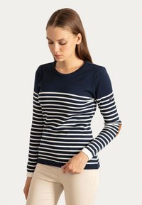 Jacey Quinn MODERN FIT STRIPED PATTERN - Strickpullover - navyecru/blau ...