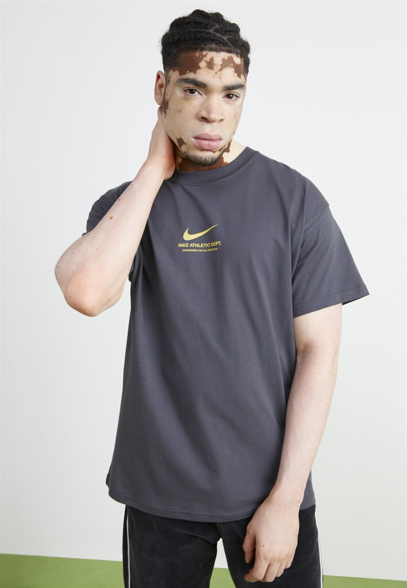 Nike Sportswear TEE - Triko s potiskem - anthracite/antracitová ...