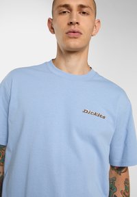 Dickies THORNVILLE SS TEE - Camiseta estampada - endless sky/azul claro ...