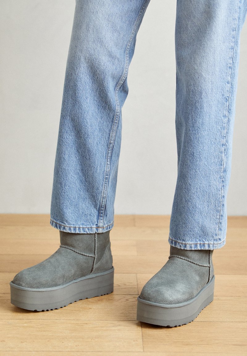 UGG CLASSIC MINI PLATFORM - Botines con plataforma - rainstorm/gris ...