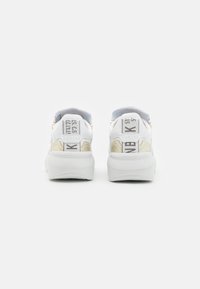 Nubikk ROQUE ROMAN - Tenisky - white/gold/biela - Zalando.sk