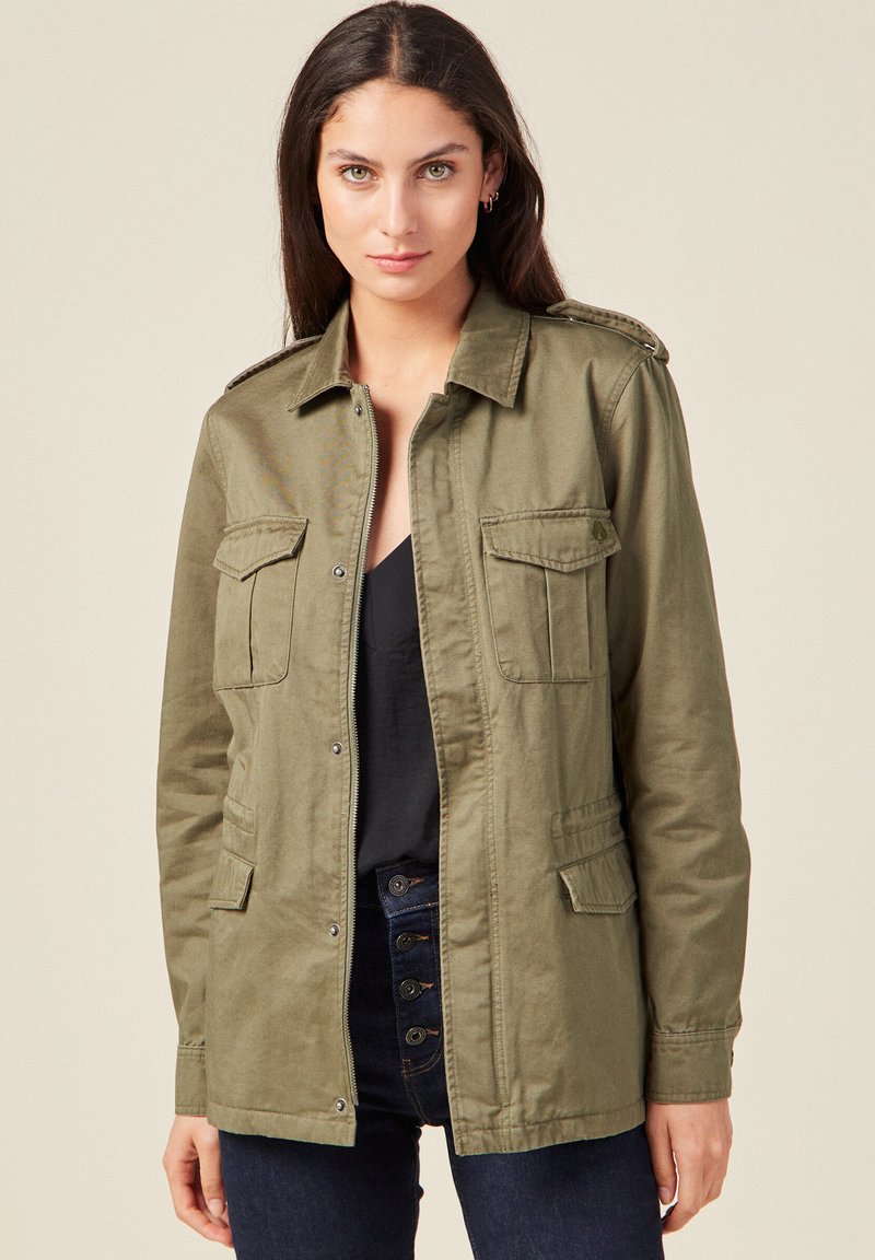 BONOBO Jeans GERADE MIT KLAPPTASCHEN - Lichte jas - vert kaki/kaki ...