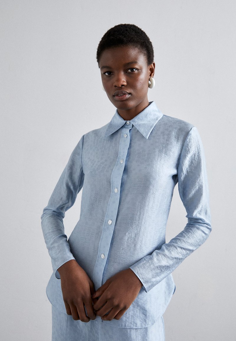 Rodebjer CARMEN - Camisa - fog blue/azul claro - Zalando.es