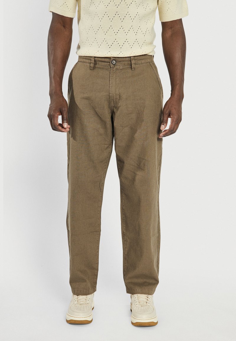 Redefined Rebel ALBERTO PANTS - Pantalones chinos - tarmac/marrón ...