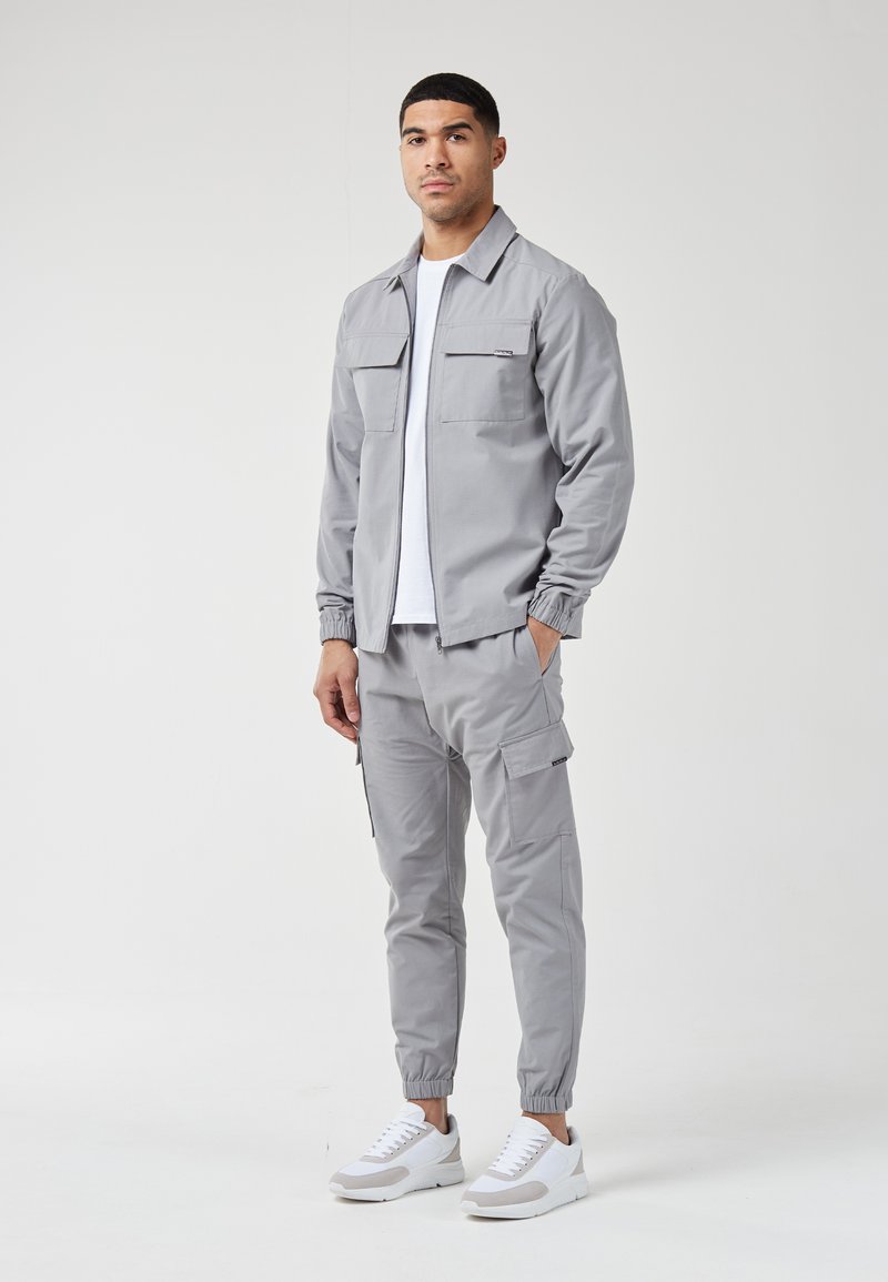 CLOSURE London SMART UTILITY PANT - Pantalones cargo - ice grey/gris ...