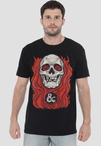Hasbro DUNGEONS DRAGONS 50TH FLAMING LICH - Print T-shirt - black - Zalando