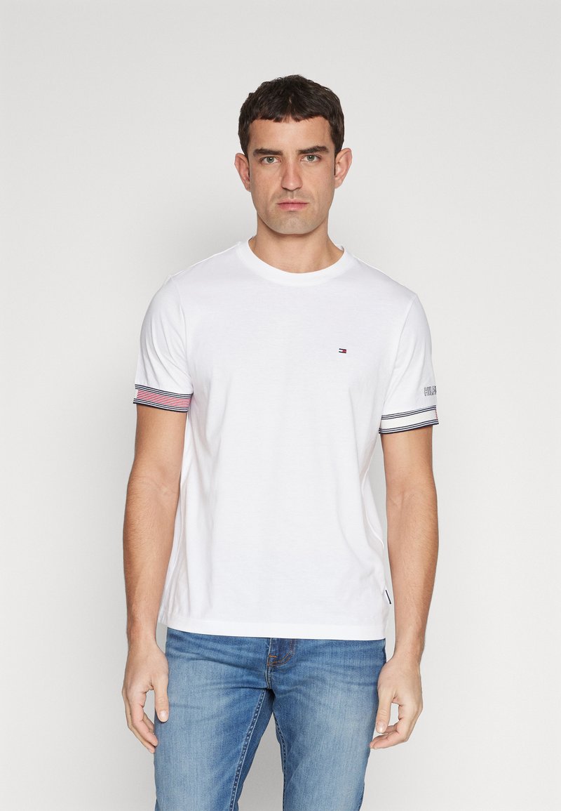 Tommy Hilfiger FLAG CUFF TEE - T-shirt con stampa - white/bianco ...