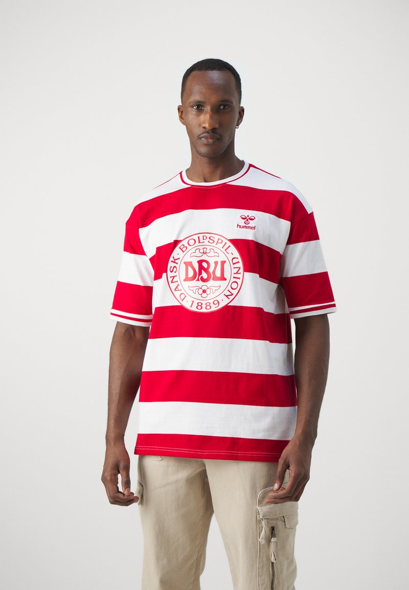 Hummel DENMARK DBU FAN 24 STRIPED TEE - T-Shirt print - tango red/white ...