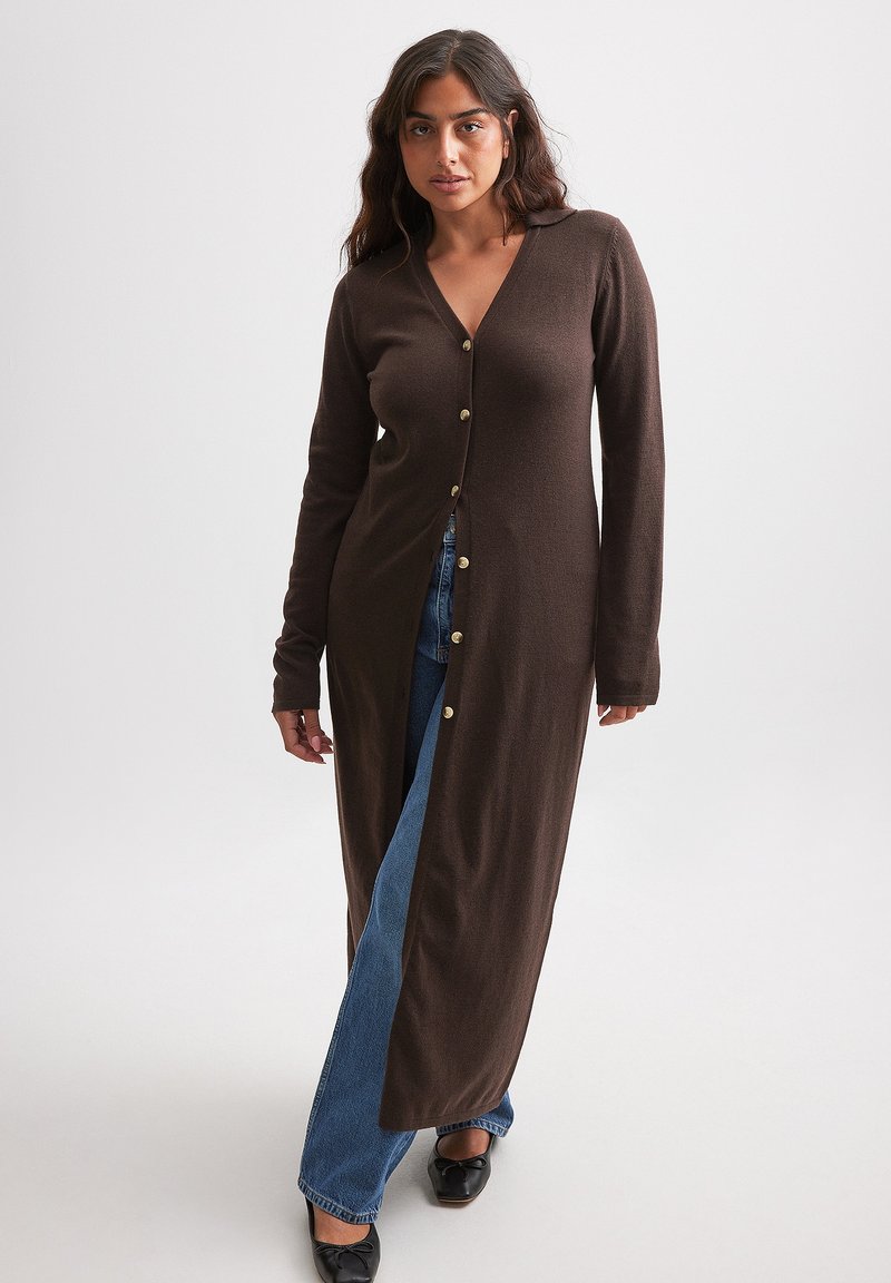 NA-KD FEIN MAXI - Neuletakki - dark brown/tummanruskea - Zalando.fi
