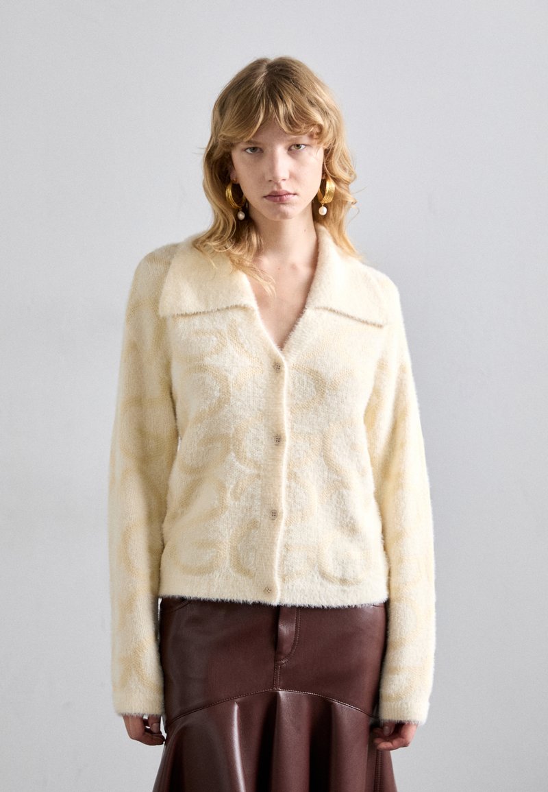 Stine Goya LONG SLEEVE CROPPED CARDIGAN FLUFFY MONOGRAM - Cardigan ...