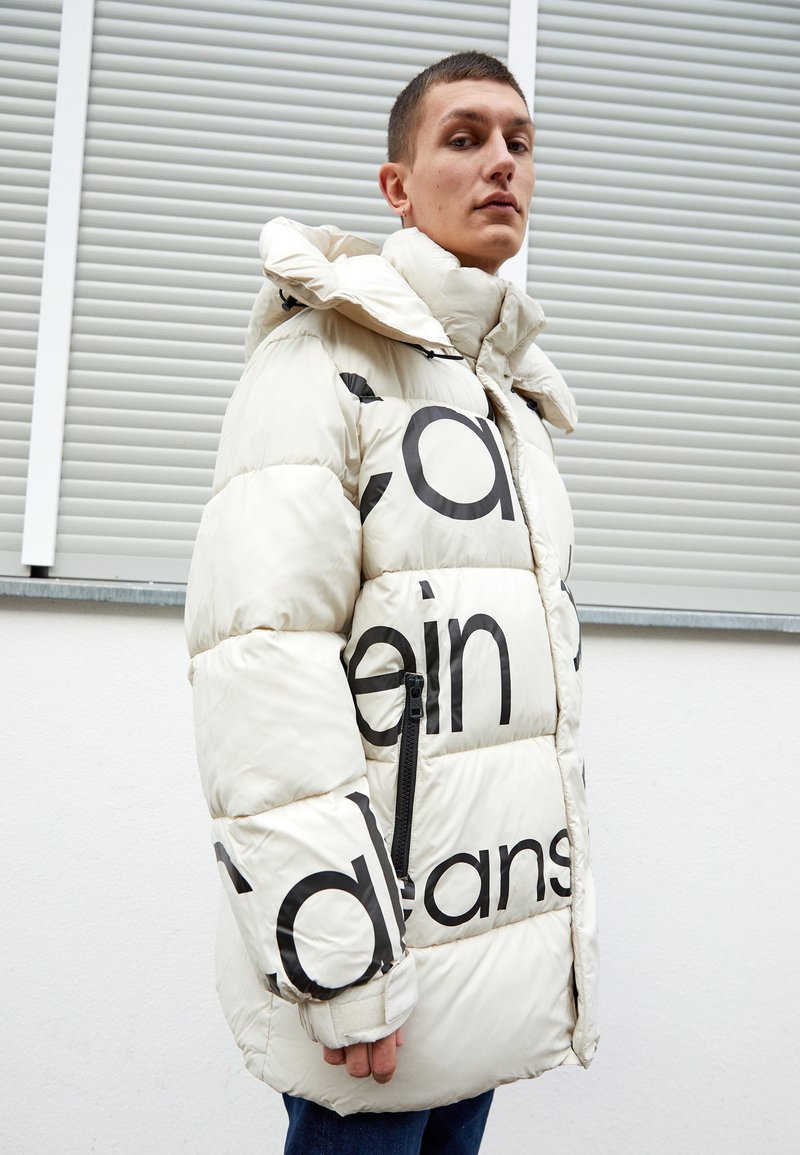 Calvin Klein Jeans Bold Disrupted Logo Puffer Talvemantel Eggshell