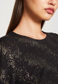 ONLY ONLPELLA FOIL PUFF - T-shirt à manches longues - black/gold/noir ...