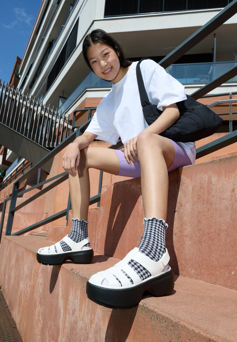 Crocs STOMP FISHERMAN UNISEX - Badesandaler - chalk/hvit - Zalando.no