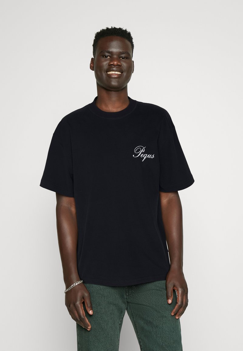 PEQUS HANDWRITTEN LOGO UNISEX - Print T-shirt - black - Zalando.ie